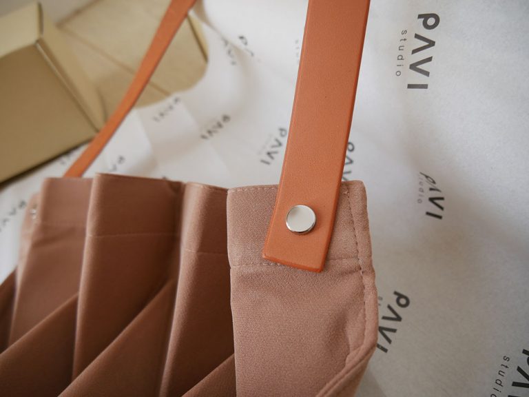 [啾團] 泰國新銳設計師品牌PAVI STUDIO摺疊肩背包,百搭怎麼背都好看,有型時尚耐裝 - I am 蓓蓓,讓我們一起變美麗