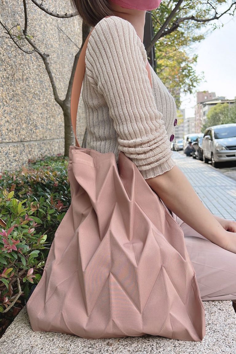 [啾團] 泰國新銳設計師品牌PAVI STUDIO摺疊肩背包,百搭怎麼背都好看,有型時尚耐裝 - I am 蓓蓓,讓我們一起變美麗